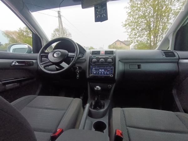 Grey Volkswagen Touran 2005 in Siauliai, with an engine capacity of 1.90 L and mileage of 340 thousand km for 1290 €, photo 7 on AUTOMOTO.COM.LV