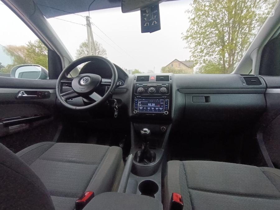 Grey Volkswagen Touran 2005 in Siauliai, with an engine capacity of 1.90 L and mileage of 340 thousand km for 1290 €, photo 8 on AUTOMOTO.COM.LV