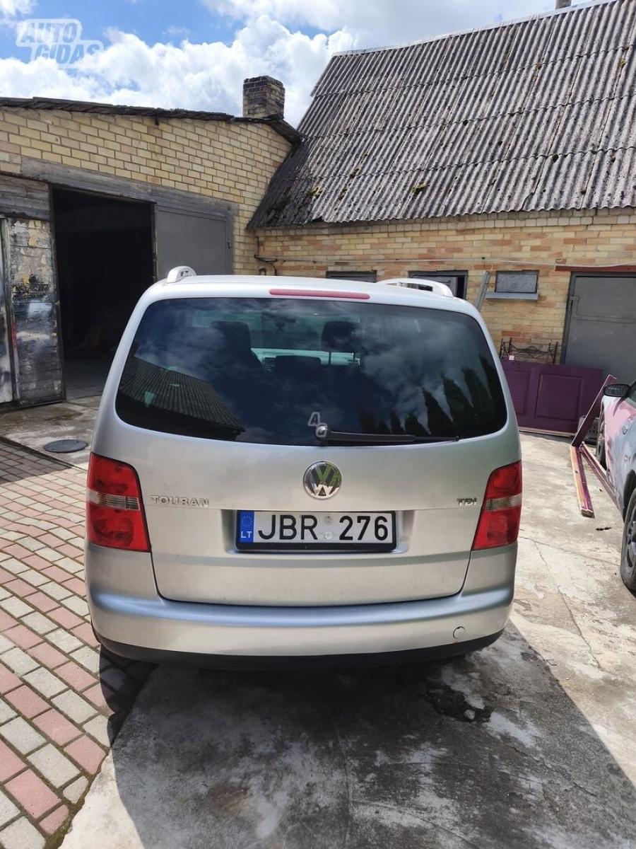 Grey Volkswagen Touran 2005 in Vilnius, with an engine capacity of 1.90 L and mileage of 302 thousand km for 1700 €, photo 4 on AUTOMOTO.COM.LV