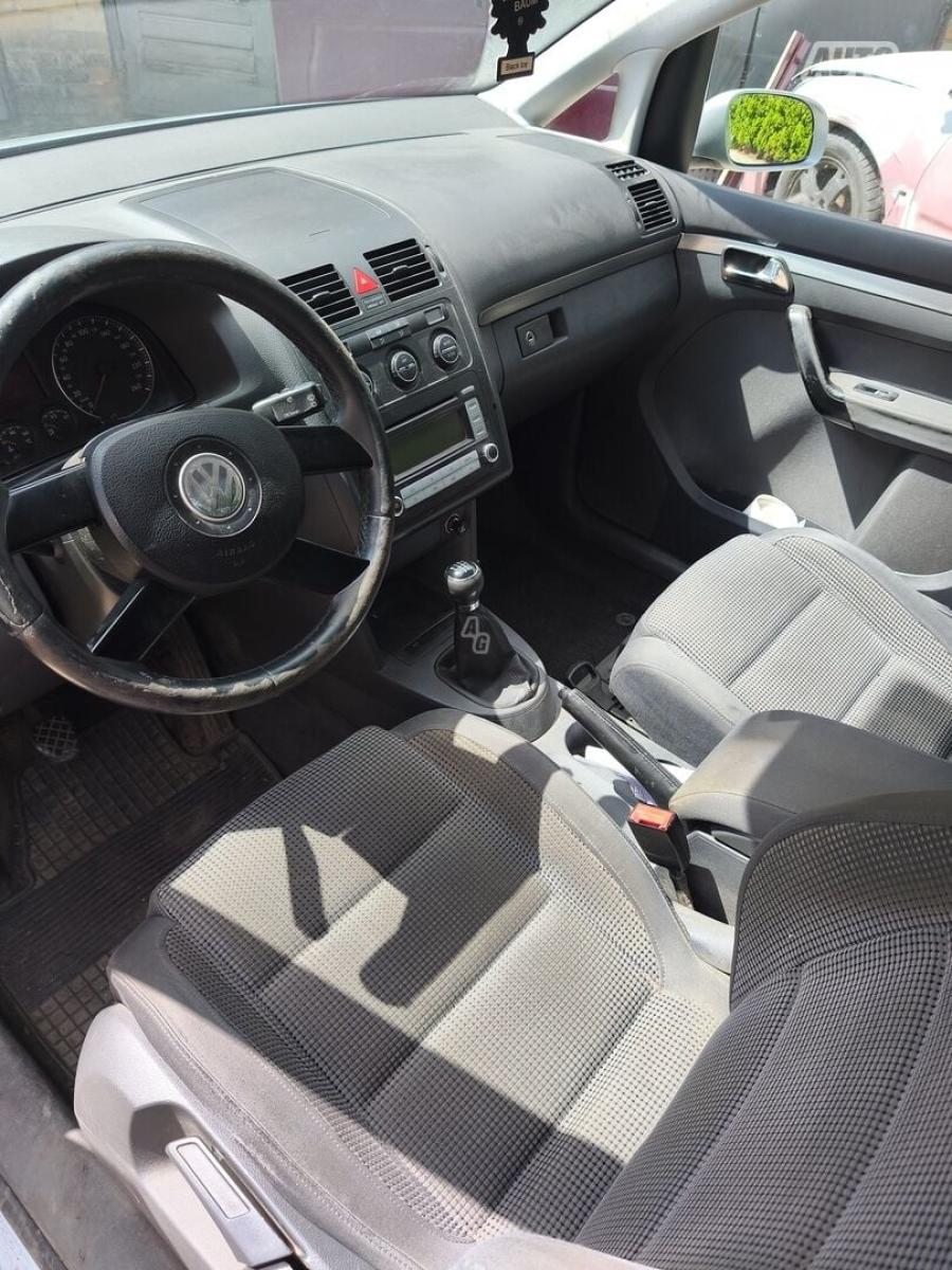 Grey Volkswagen Touran 2005 in Vilnius, with an engine capacity of 1.90 L and mileage of 302 thousand km for 1700 €, photo 5 on AUTOMOTO.COM.LV