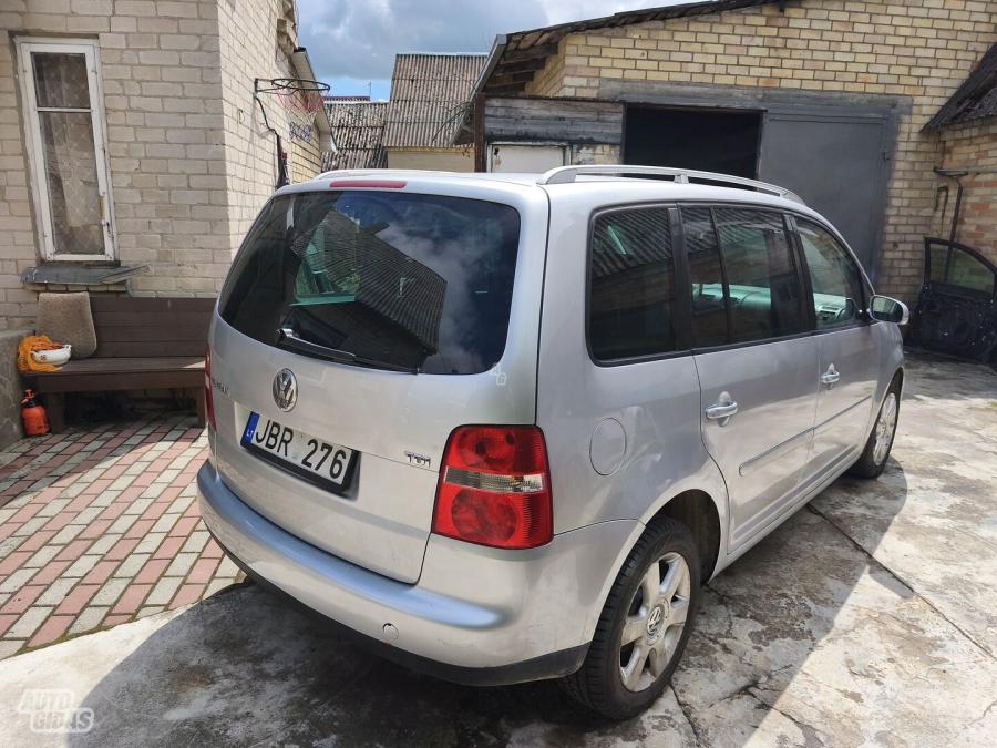 Grey Volkswagen Touran 2005 in Vilnius, with an engine capacity of 1.90 L and mileage of 302 thousand km for 1700 €, photo 8 on AUTOMOTO.COM.LV
