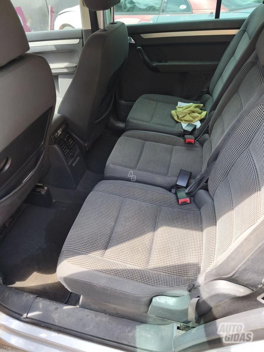 Grey Volkswagen Touran 2005 in Vilnius, with an engine capacity of 1.90 L and mileage of 302 thousand km for 1700 €, photo 11 on AUTOMOTO.COM.LV