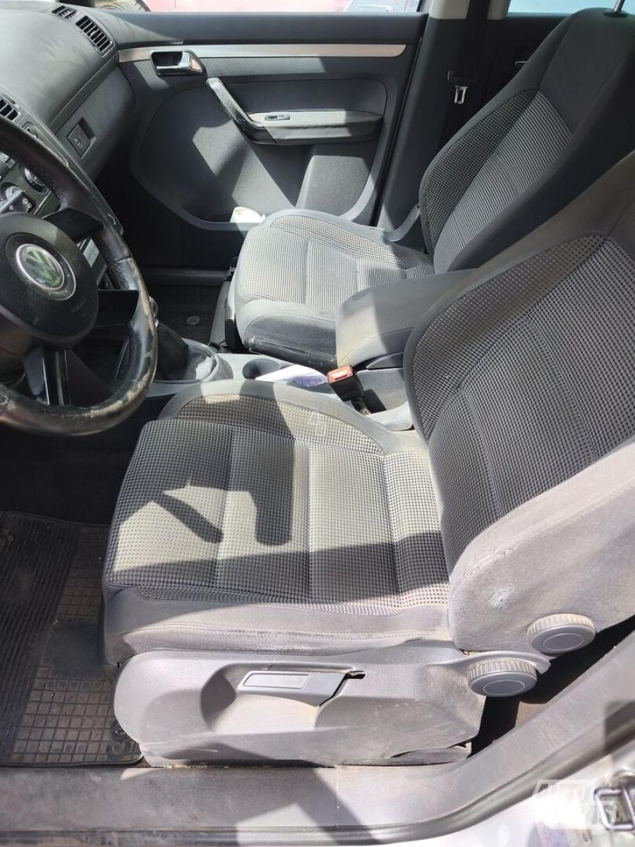 Grey Volkswagen Touran 2005 in Vilnius, with an engine capacity of 1.90 L and mileage of 302 thousand km for 1700 €, photo 12 on AUTOMOTO.COM.LV