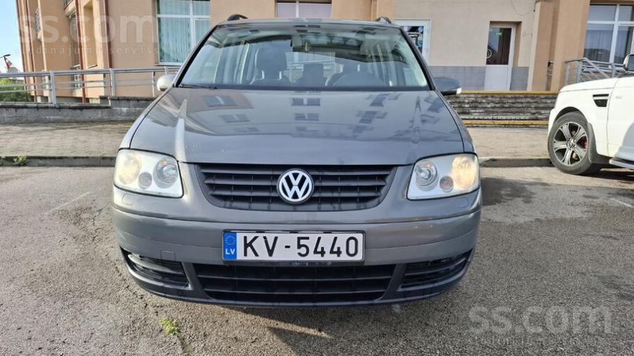 Grey Volkswagen Touran 2005 in Daugavpils, with an engine capacity of 1.90 L and mileage of 305 thousand km for 1500 €, photo 3 on AUTOMOTO.COM.LV