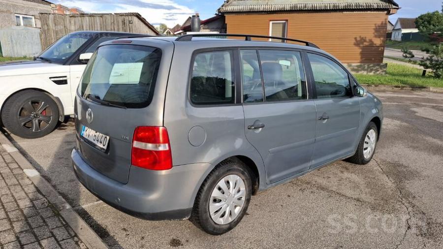 Grey Volkswagen Touran 2005 in Daugavpils, with an engine capacity of 1.90 L and mileage of 305 thousand km for 1500 €, photo 7 on AUTOMOTO.COM.LV