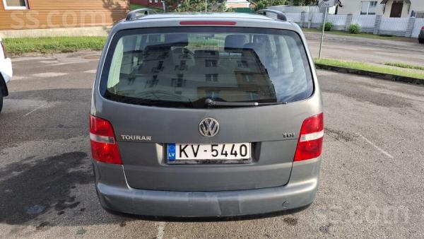 Grey Volkswagen Touran 2005 in Daugavpils, with an engine capacity of 1.90 L and mileage of 305 thousand km for 1500 €, photo 7 on AUTOMOTO.COM.LV