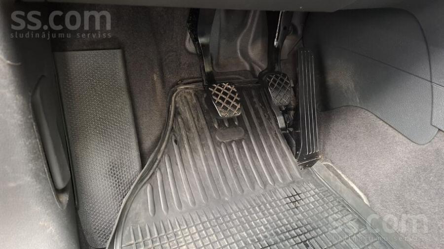 Grey Volkswagen Touran 2005 in Daugavpils, with an engine capacity of 1.90 L and mileage of 305 thousand km for 1500 €, photo 25 on AUTOMOTO.COM.LV