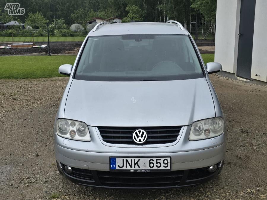 Grey Volkswagen Touran 2005 in Siauliai, with an engine capacity of 1.90 L and mileage of 370 thousand km for 1250 €, photo 3 on AUTOMOTO.COM.LV