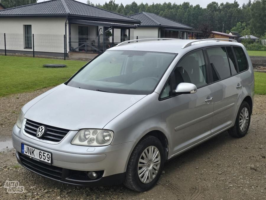 Grey Volkswagen Touran 2005 in Siauliai, with an engine capacity of 1.90 L and mileage of 370 thousand km for 1250 €, photo 4 on AUTOMOTO.COM.LV