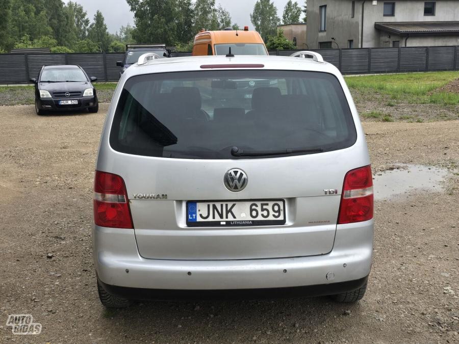 Grey Volkswagen Touran 2005 in Siauliai, with an engine capacity of 1.90 L and mileage of 370 thousand km for 1250 €, photo 6 on AUTOMOTO.COM.LV
