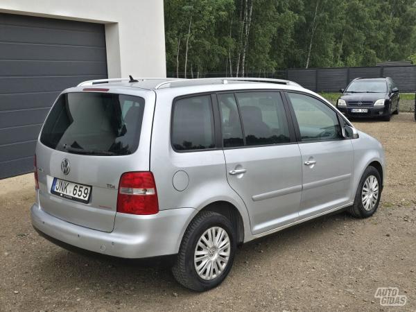Pelēks Volkswagen Touran 2005 Šauļi, ar dzinēja tilpumu 1.90 L un nobraukumu 370 tūkst. km par 1250 €, foto 6 vietnē AUTOMOTO.COM.LV