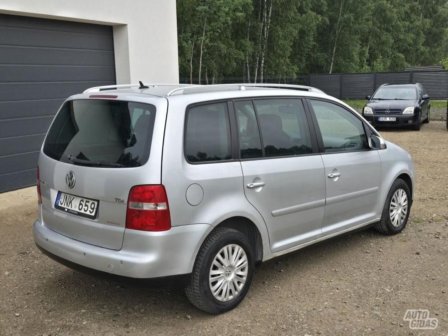 Grey Volkswagen Touran 2005 in Siauliai, with an engine capacity of 1.90 L and mileage of 370 thousand km for 1250 €, photo 7 on AUTOMOTO.COM.LV