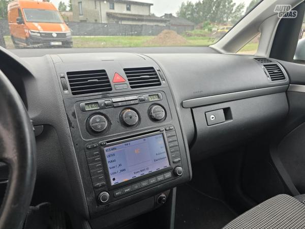 Pelēks Volkswagen Touran 2005 Šauļi, ar dzinēja tilpumu 1.90 L un nobraukumu 370 tūkst. km par 1250 €, foto 10 vietnē AUTOMOTO.COM.LV