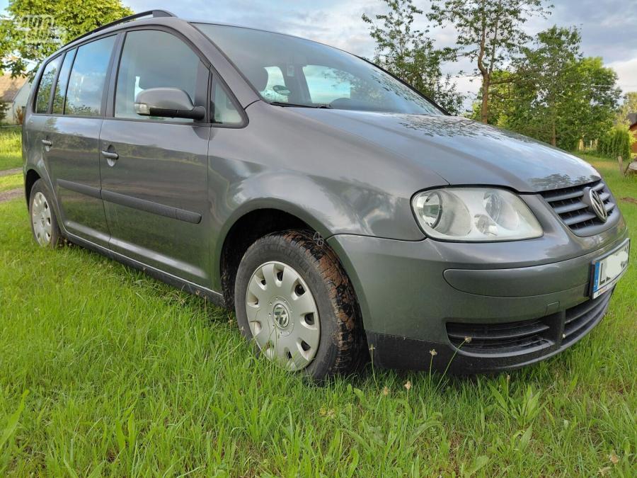 Pelēks Volkswagen Touran 2005 Kelmė, ar dzinēja tilpumu 1.90 L un nobraukumu 317 tūkst. km par 2250 €, foto 3 vietnē AUTOMOTO.COM.LV