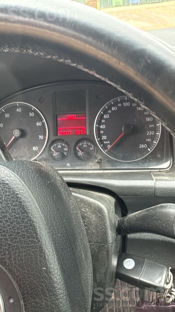 Grey Volkswagen Touran 2005 in Kraslava, with an engine capacity of 1.60 L and mileage of 280 thousand km for 2200 €, photo 5 on AUTOMOTO.COM.LV