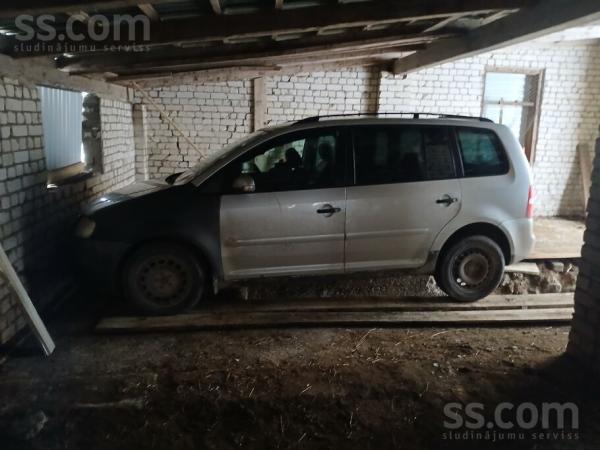 Pelēks Volkswagen Touran 2005 Preiļi, ar dzinēja tilpumu 1.90 L un nobraukumu 354 tūkst. km par 430 €, foto 3 vietnē AUTOMOTO.COM.LV