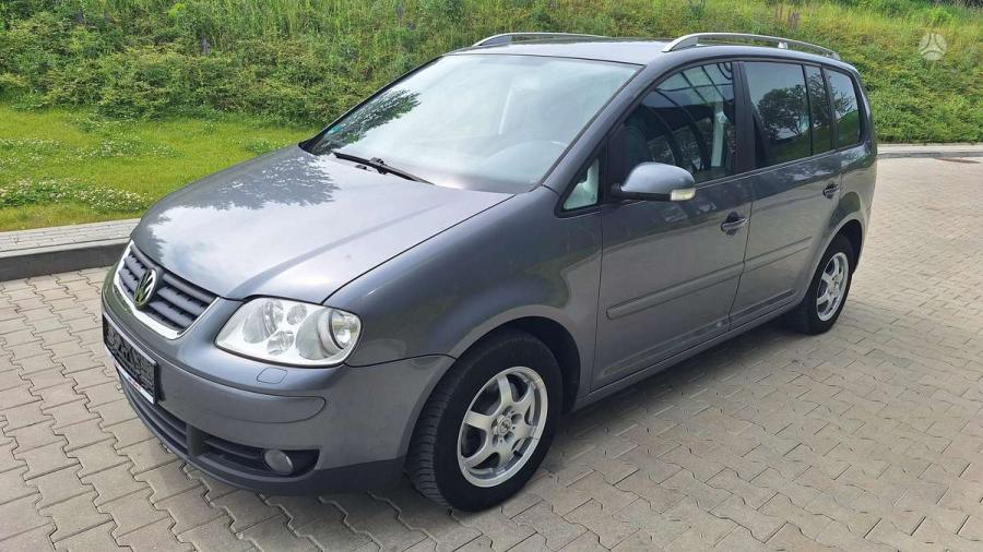 Grey Volkswagen Touran 2005 in Vilnius, with an engine capacity of 1.97 L and mileage of 238 thousand km for 2950 €, photo 1 on AUTOMOTO.COM.LV