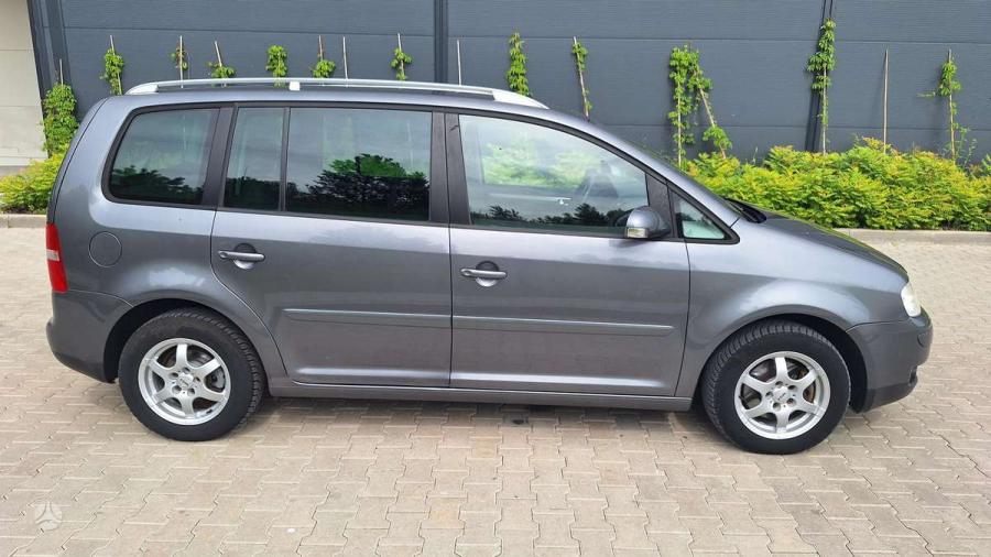 Grey Volkswagen Touran 2005 in Vilnius, with an engine capacity of 1.97 L and mileage of 238 thousand km for 2950 €, photo 7 on AUTOMOTO.COM.LV