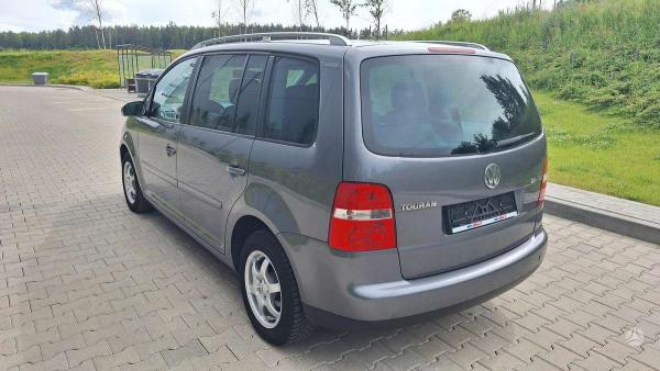 Grey Volkswagen Touran 2005 in Vilnius, with an engine capacity of 1.97 L and mileage of 238 thousand km for 2950 €, photo 10 on AUTOMOTO.COM.LV