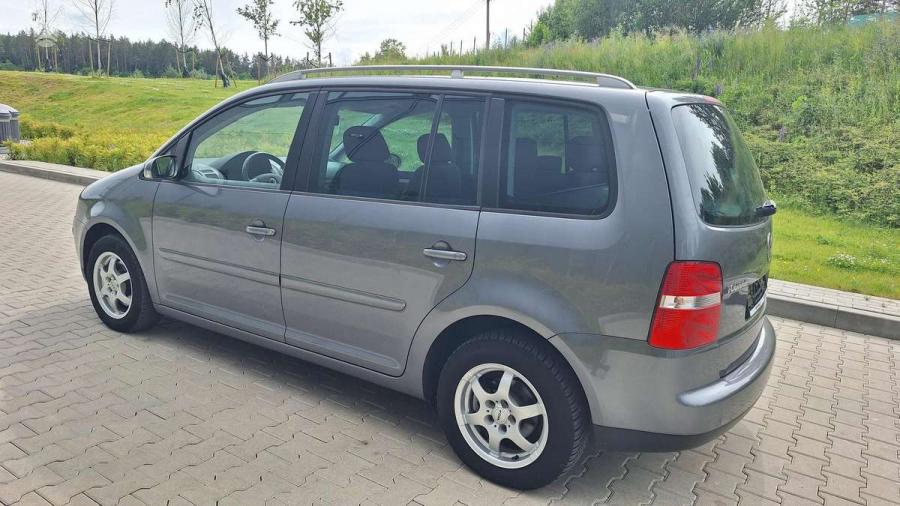Grey Volkswagen Touran 2005 in Vilnius, with an engine capacity of 1.97 L and mileage of 238 thousand km for 2950 €, photo 12 on AUTOMOTO.COM.LV