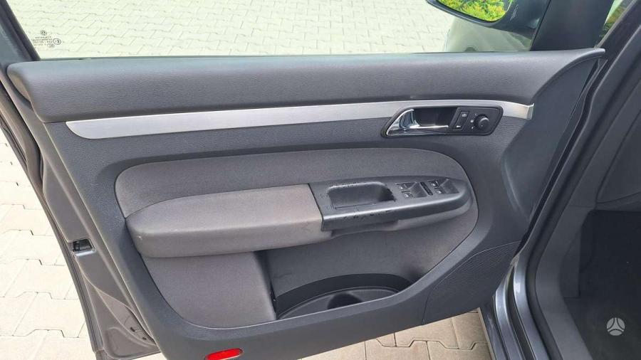 Grey Volkswagen Touran 2005 in Vilnius, with an engine capacity of 1.97 L and mileage of 238 thousand km for 2950 €, photo 15 on AUTOMOTO.COM.LV