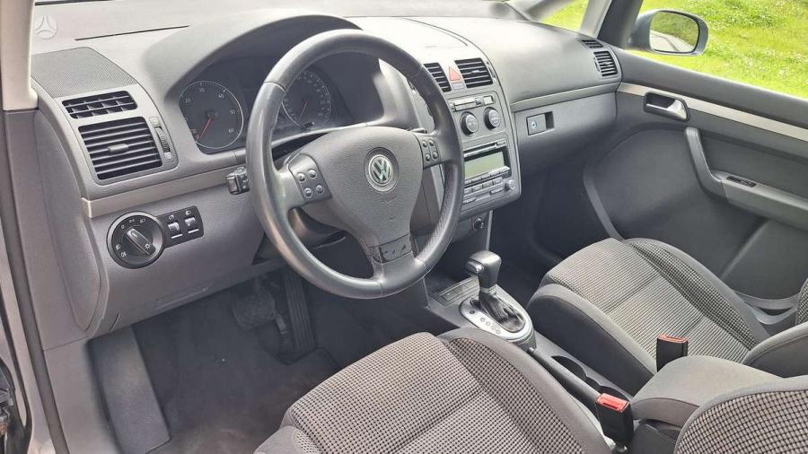 Grey Volkswagen Touran 2005 in Vilnius, with an engine capacity of 1.97 L and mileage of 238 thousand km for 2950 €, photo 16 on AUTOMOTO.COM.LV