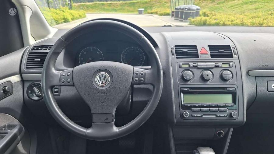 Grey Volkswagen Touran 2005 in Vilnius, with an engine capacity of 1.97 L and mileage of 238 thousand km for 2950 €, photo 20 on AUTOMOTO.COM.LV