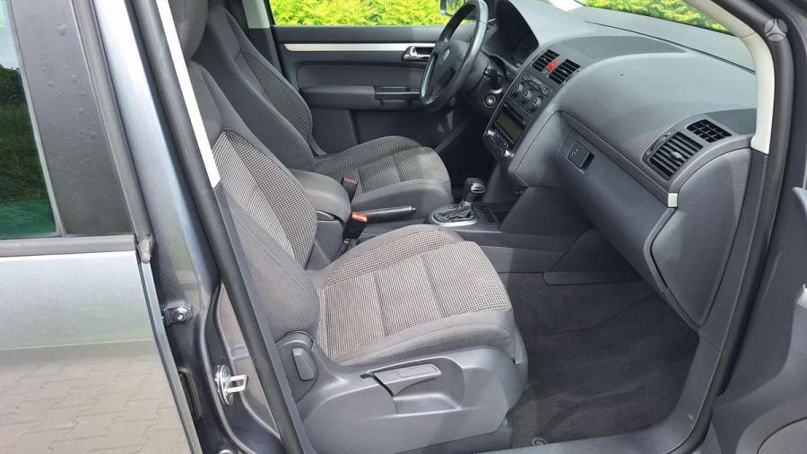 Grey Volkswagen Touran 2005 in Vilnius, with an engine capacity of 1.97 L and mileage of 238 thousand km for 2950 €, photo 22 on AUTOMOTO.COM.LV