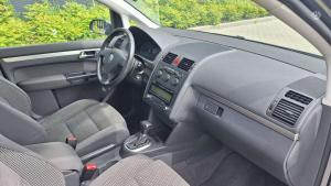 Grey Volkswagen Touran 2005 in Vilnius, with an engine capacity of 1.97 L and mileage of 238 thousand km for 2950 €, photo 23 on AUTOMOTO.COM.LV