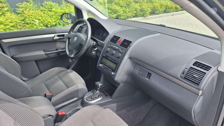 Grey Volkswagen Touran 2005 in Vilnius, with an engine capacity of 1.97 L and mileage of 238 thousand km for 2950 €, photo 23 on AUTOMOTO.COM.LV