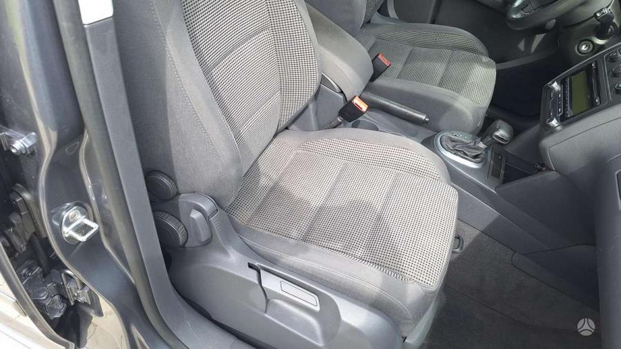 Grey Volkswagen Touran 2005 in Vilnius, with an engine capacity of 1.97 L and mileage of 238 thousand km for 2950 €, photo 24 on AUTOMOTO.COM.LV