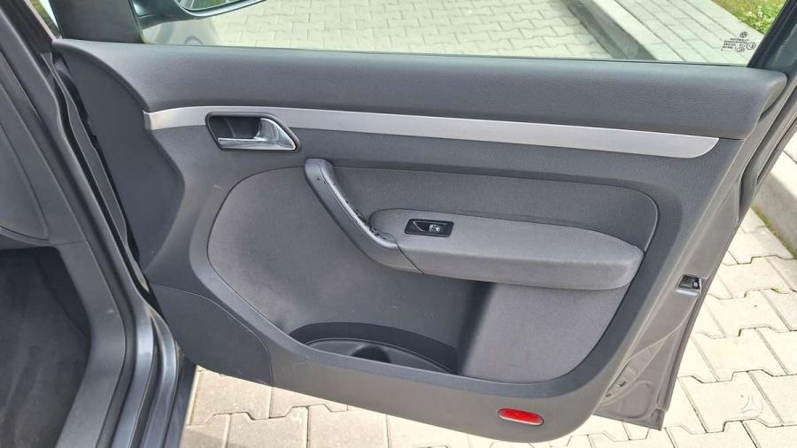 Grey Volkswagen Touran 2005 in Vilnius, with an engine capacity of 1.97 L and mileage of 238 thousand km for 2950 €, photo 25 on AUTOMOTO.COM.LV