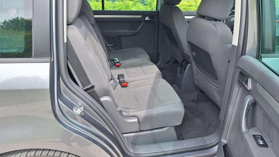 Grey Volkswagen Touran 2005 in Vilnius, with an engine capacity of 1.97 L and mileage of 238 thousand km for 2950 €, photo 26 on AUTOMOTO.COM.LV