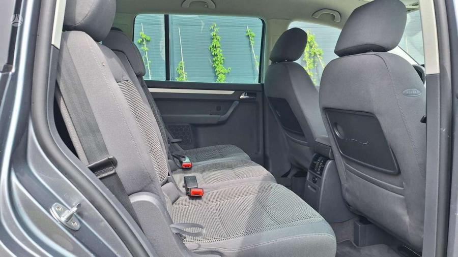 Grey Volkswagen Touran 2005 in Vilnius, with an engine capacity of 1.97 L and mileage of 238 thousand km for 2950 €, photo 28 on AUTOMOTO.COM.LV