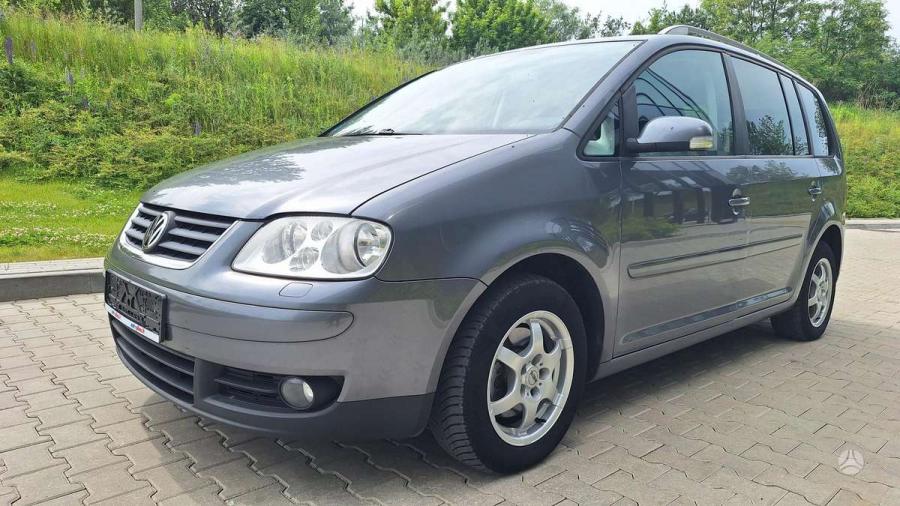 Grey Volkswagen Touran 2005 in Vilnius, with an engine capacity of 1.97 L and mileage of 238 thousand km for 2950 €, photo 36 on AUTOMOTO.COM.LV