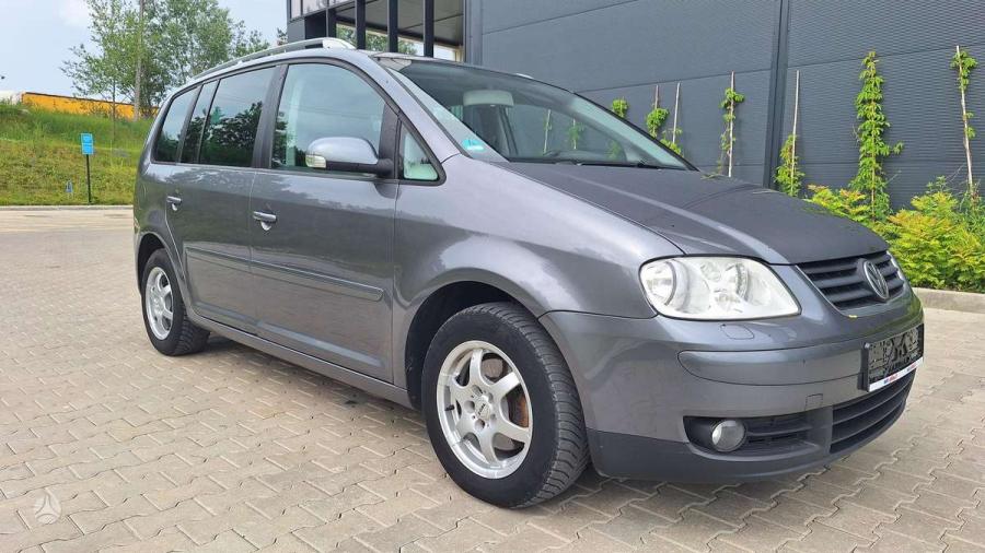 Grey Volkswagen Touran 2005 in Vilnius, with an engine capacity of 1.97 L and mileage of 238 thousand km for 2950 €, photo 38 on AUTOMOTO.COM.LV