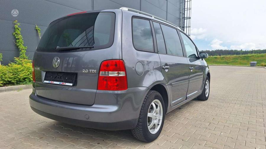 Grey Volkswagen Touran 2005 in Vilnius, with an engine capacity of 1.97 L and mileage of 238 thousand km for 2950 €, photo 39 on AUTOMOTO.COM.LV