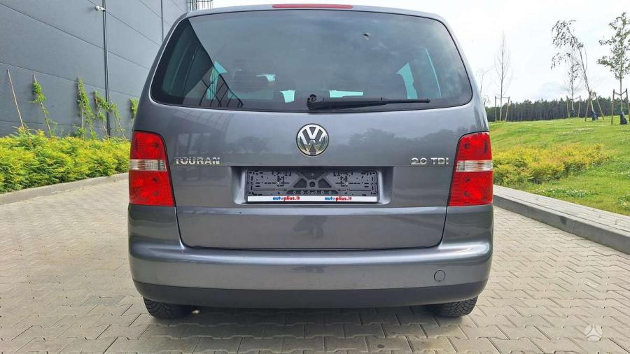 Grey Volkswagen Touran 2005 in Vilnius, with an engine capacity of 1.97 L and mileage of 238 thousand km for 2950 €, photo 40 on AUTOMOTO.COM.LV