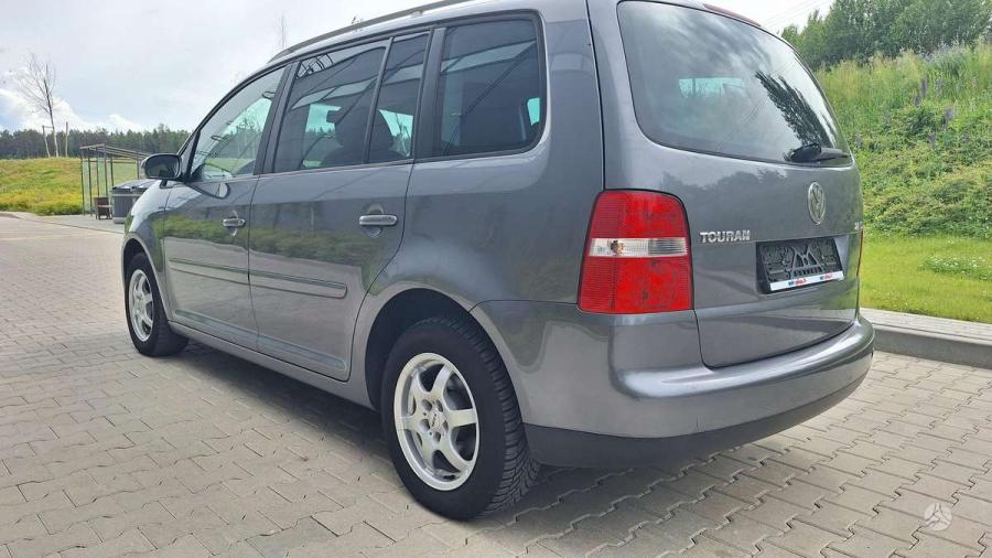 Grey Volkswagen Touran 2005 in Vilnius, with an engine capacity of 1.97 L and mileage of 238 thousand km for 2950 €, photo 41 on AUTOMOTO.COM.LV