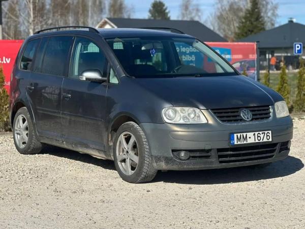 Grey Volkswagen Touran 2005 in Jelgava, with an engine capacity of 2.00 L and mileage of 370 thousand km for 1100 €, photo 3 on AUTOMOTO.COM.LV