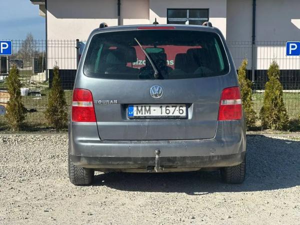 Grey Volkswagen Touran 2005 in Jelgava, with an engine capacity of 2.00 L and mileage of 370 thousand km for 1100 €, photo 6 on AUTOMOTO.COM.LV