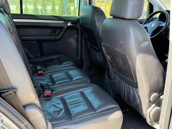 Grey Volkswagen Touran 2005 in Jelgava, with an engine capacity of 2.00 L and mileage of 370 thousand km for 1100 €, photo 9 on AUTOMOTO.COM.LV