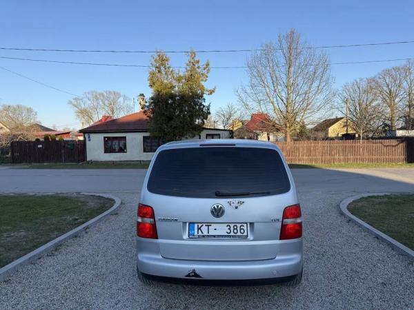Grey Volkswagen Touran 2005 in Ventspils, with an engine capacity of 1.90 L and mileage of 324 thousand km for 1990 €, photo 5 on AUTOMOTO.COM.LV