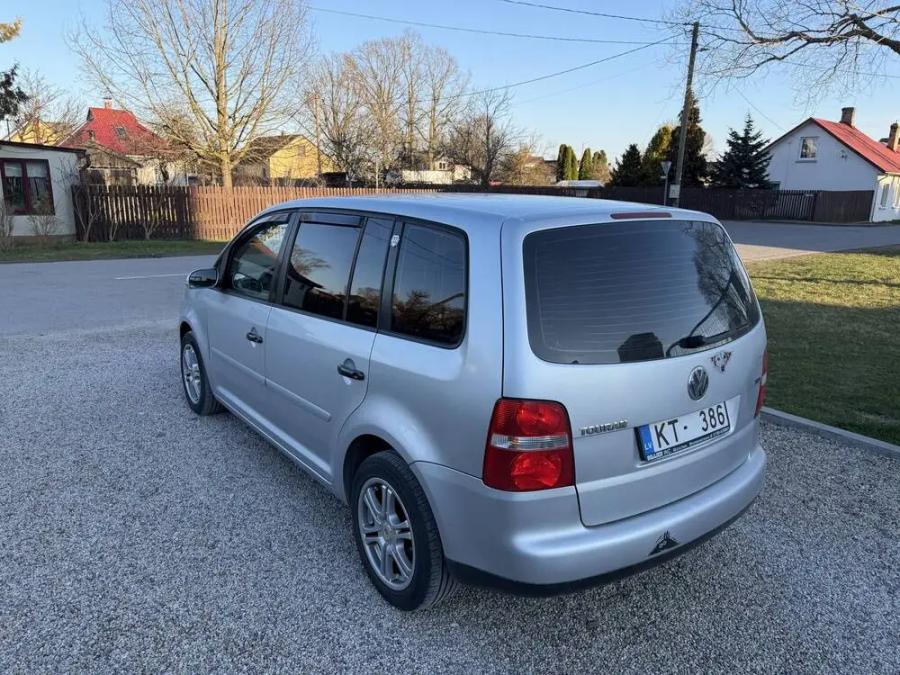 Grey Volkswagen Touran 2005 in Ventspils, with an engine capacity of 1.90 L and mileage of 324 thousand km for 1990 €, photo 7 on AUTOMOTO.COM.LV