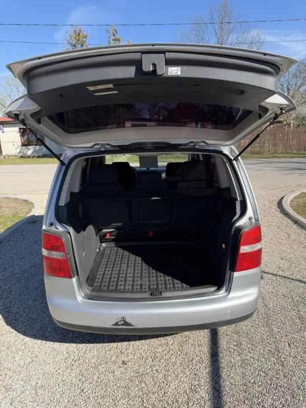 Grey Volkswagen Touran 2005 in Ventspils, with an engine capacity of 1.90 L and mileage of 324 thousand km for 1990 €, photo 7 on AUTOMOTO.COM.LV