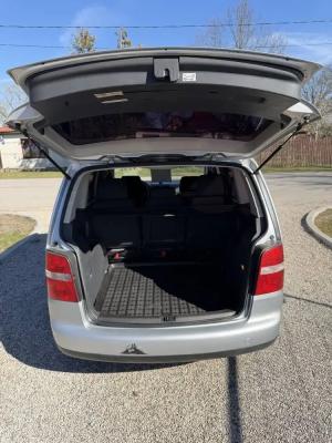 Grey Volkswagen Touran 2005 in Ventspils, with an engine capacity of 1.90 L and mileage of 324 thousand km for 1990 €, photo 8 on AUTOMOTO.COM.LV