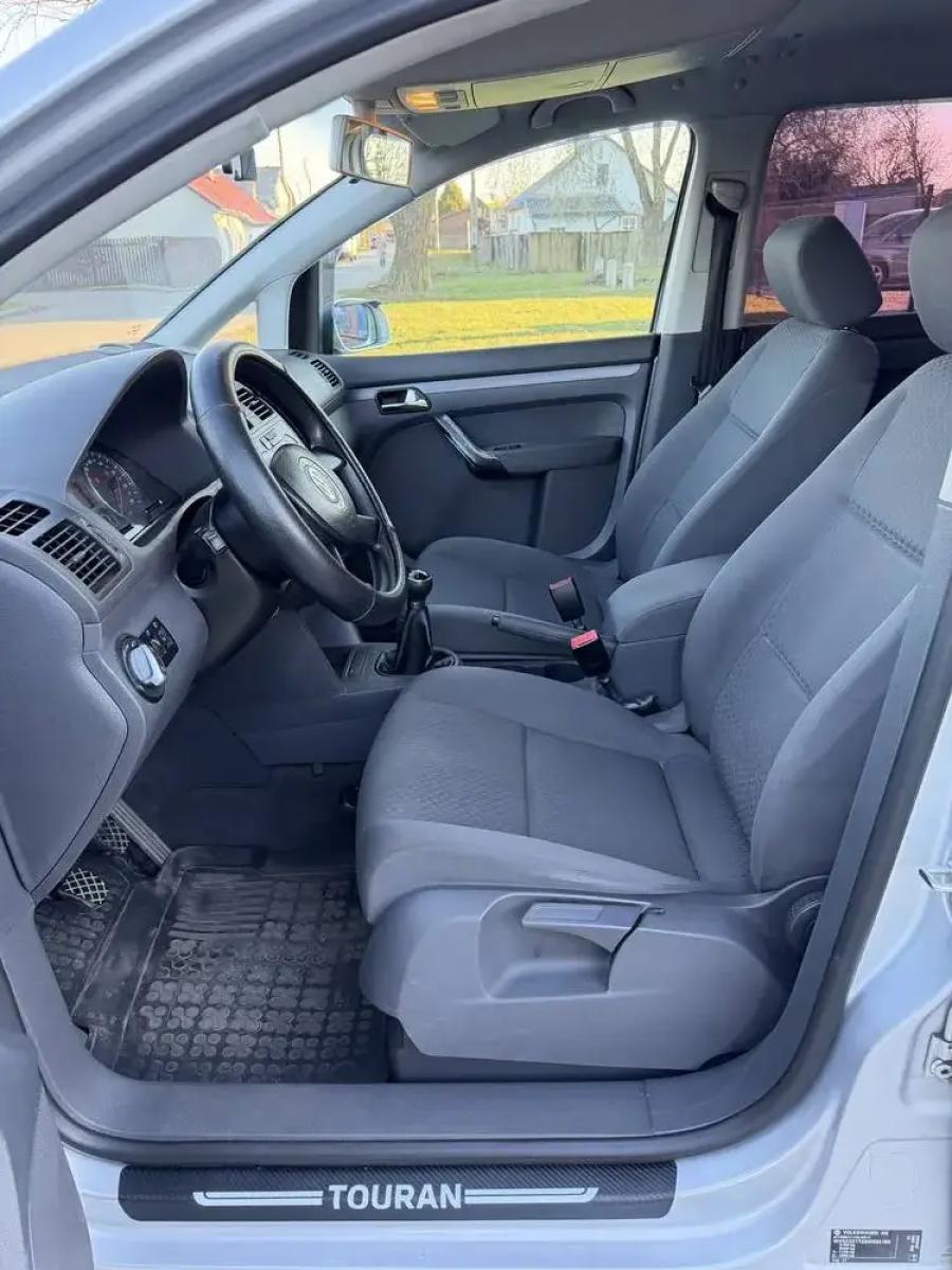 Grey Volkswagen Touran 2005 in Ventspils, with an engine capacity of 1.90 L and mileage of 324 thousand km for 1990 €, photo 9 on AUTOMOTO.COM.LV