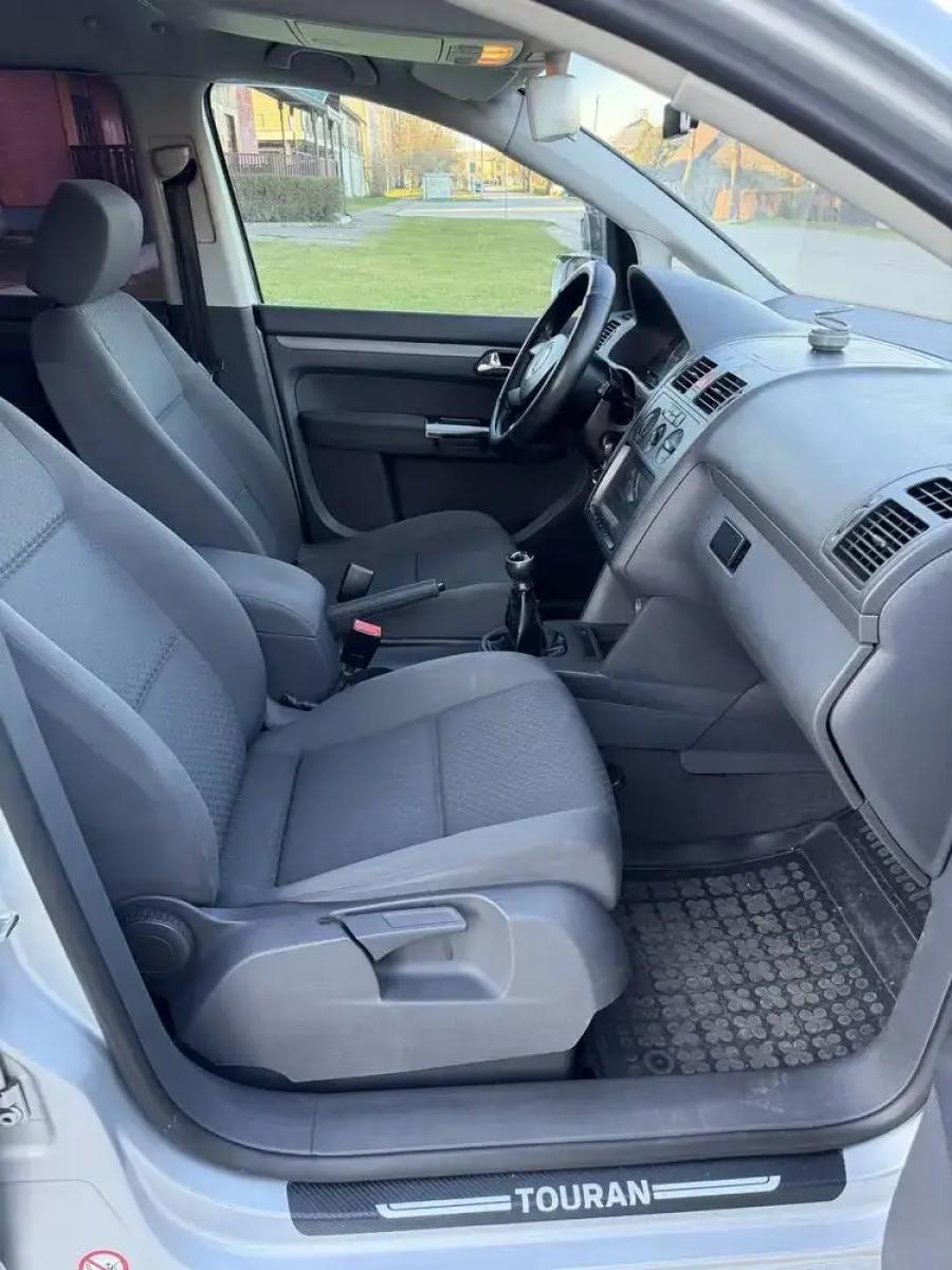 Grey Volkswagen Touran 2005 in Ventspils, with an engine capacity of 1.90 L and mileage of 324 thousand km for 1990 €, photo 19 on AUTOMOTO.COM.LV