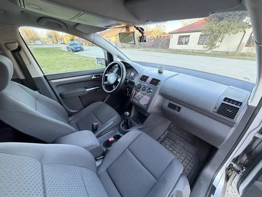 Grey Volkswagen Touran 2005 in Ventspils, with an engine capacity of 1.90 L and mileage of 324 thousand km for 1990 €, photo 20 on AUTOMOTO.COM.LV
