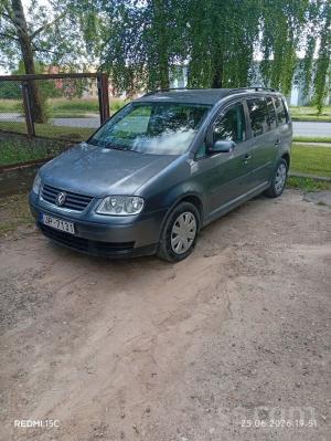 Pelēks Volkswagen Touran 2005 Rēzekne, ar dzinēja tilpumu 2.00 L un nobraukumu 380 tūkst. km par 1800 €, foto  vietnē AUTOMOTO.COM.LV